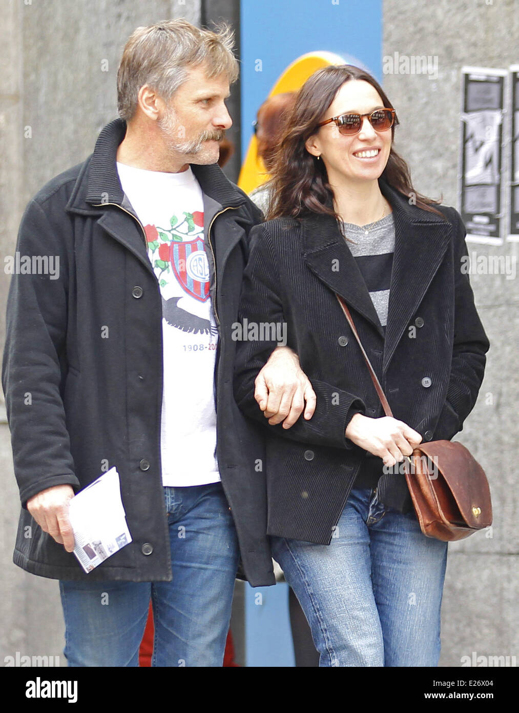 Viggo Mortensen indossa un grandi baffi come lui e la sua fidanzata ...