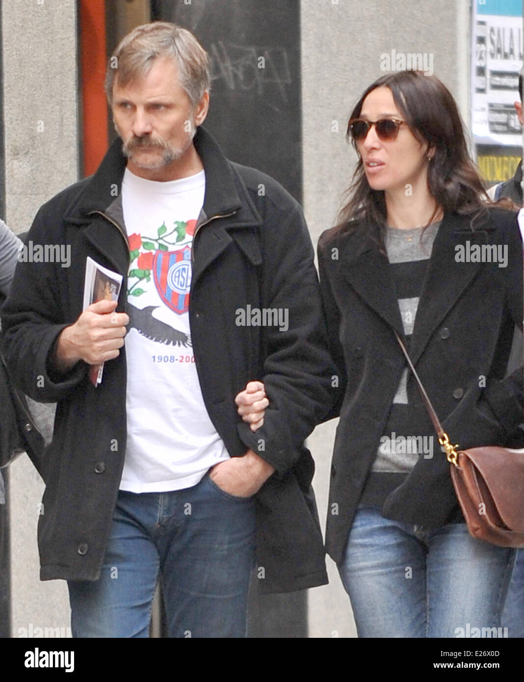 Viggo Mortensen indossa un grandi baffi come lui e la sua fidanzata ...