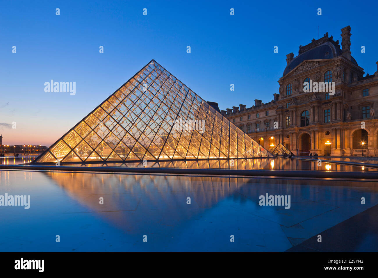 Francia, Parigi, Museo del Louvre, la piramide del Louvre dall ...