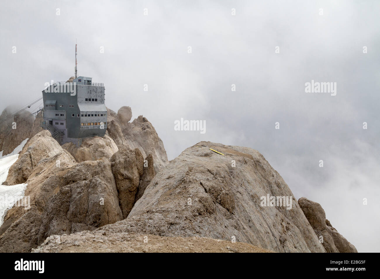 La funivia della marmolada immagini e fotografie stock ad alta ...