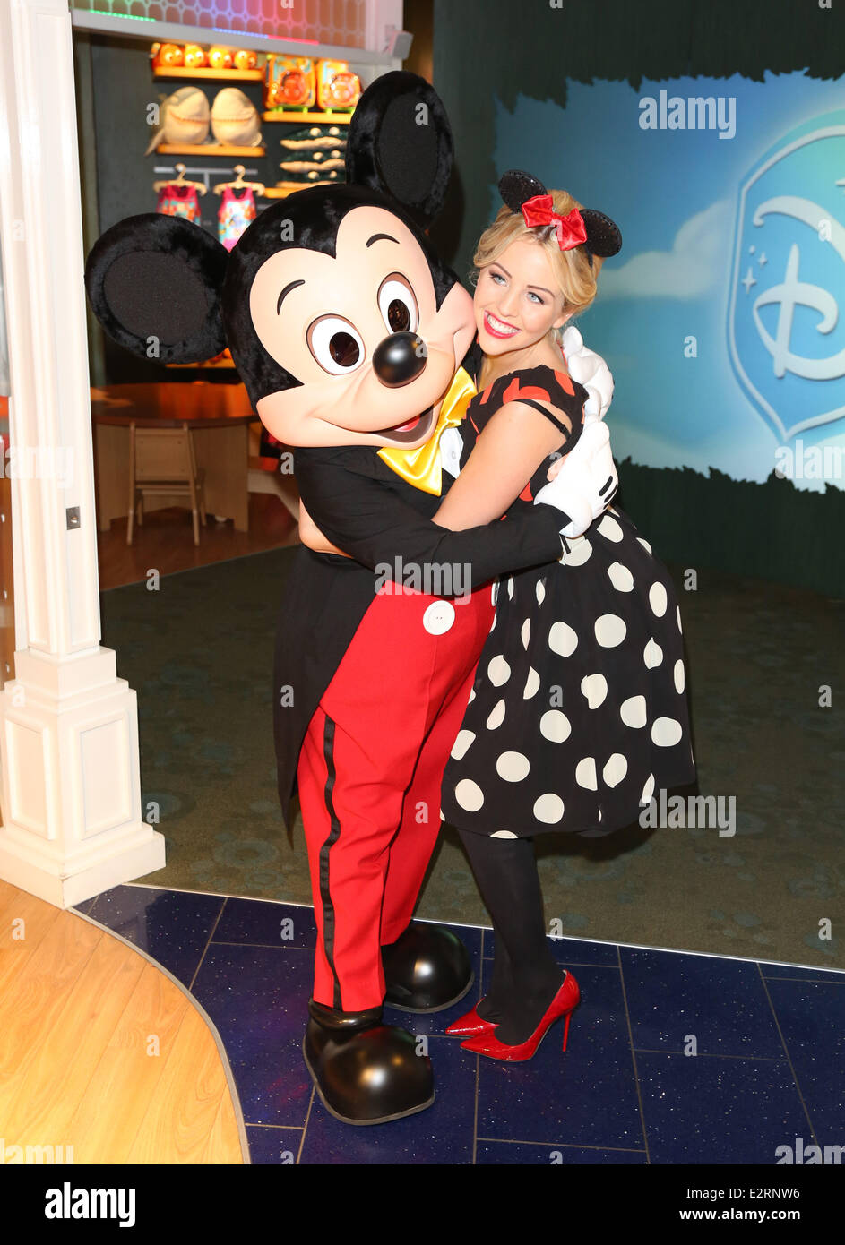 Volunt-orecchie con Mickey Mouse a Disney Store per il naso rosso ...