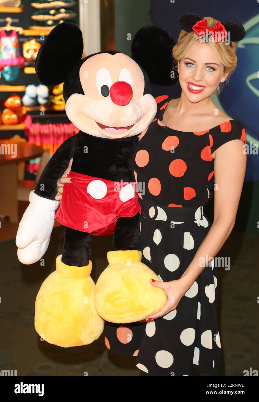 Volunt-orecchie con Mickey Mouse a Disney Store per il naso rosso ...