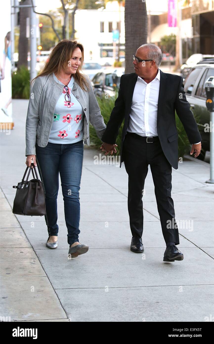 Daisy duke catherine bach walks immagini e fotografie stock ad alta ...