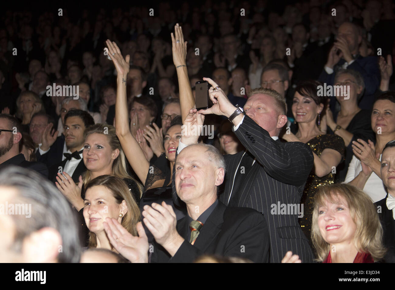 Celebrità che frequentano la premiere del Phantom der Oper al ...