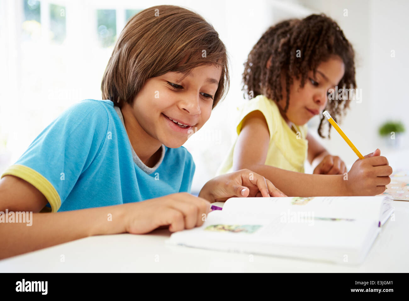 Bambini che fanno i compiti immagini e fotografie stock ad alta ...