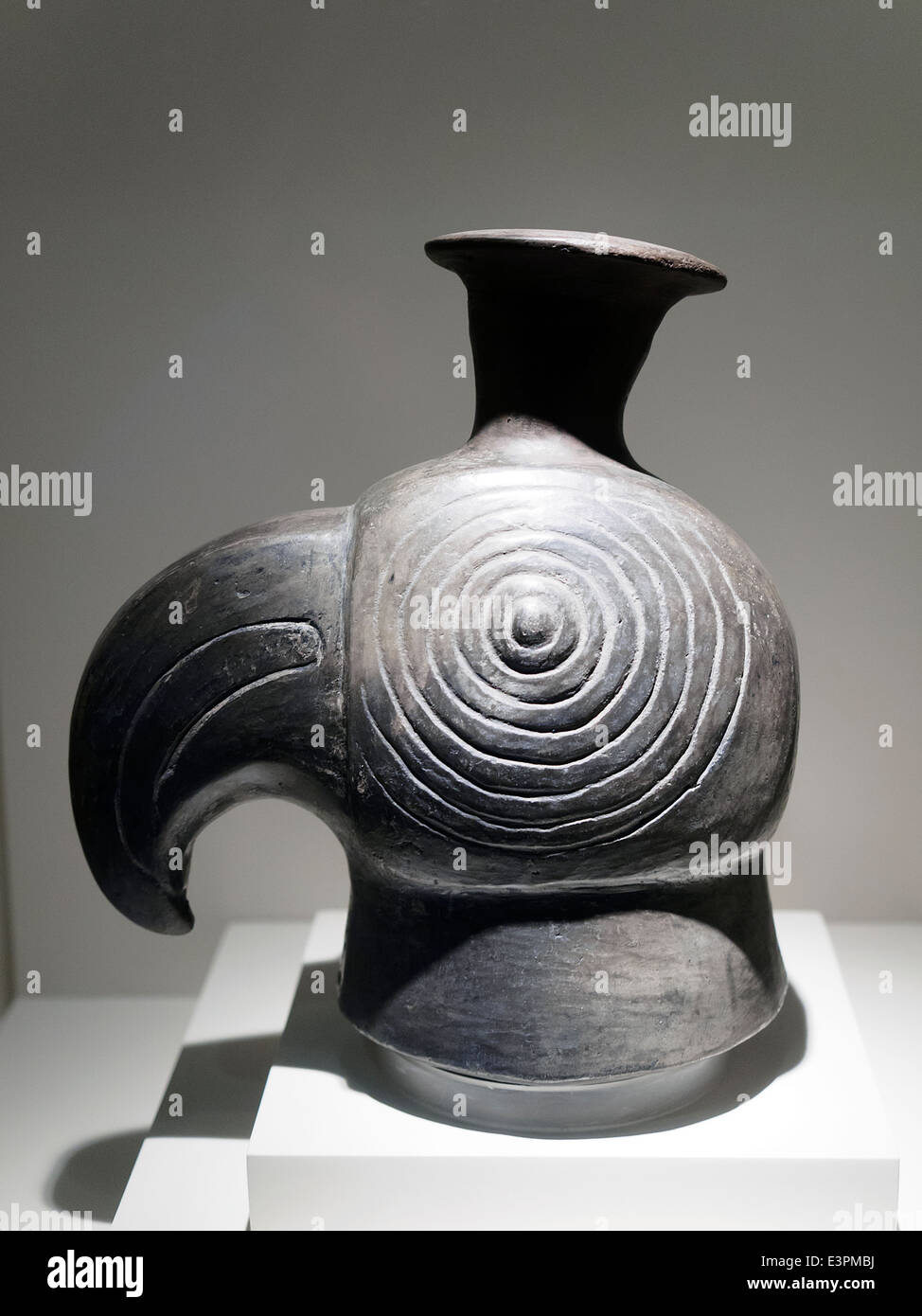 Bottiglia scolpita rappresentazione di un condor Inca periodo imperiale ...