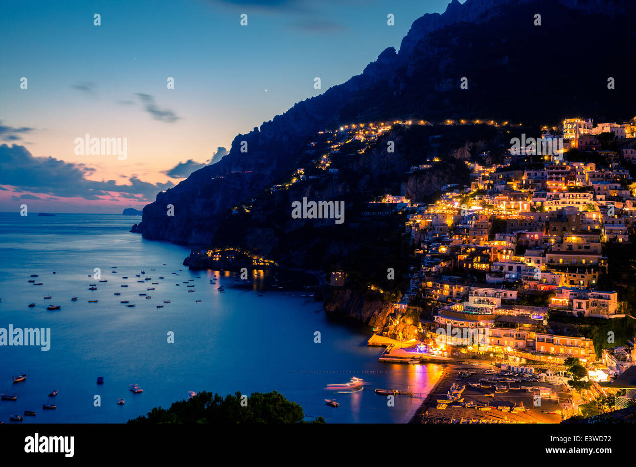 Positano e Costiera Amalfitana, Italia, al tramonto Foto stock - Alamy