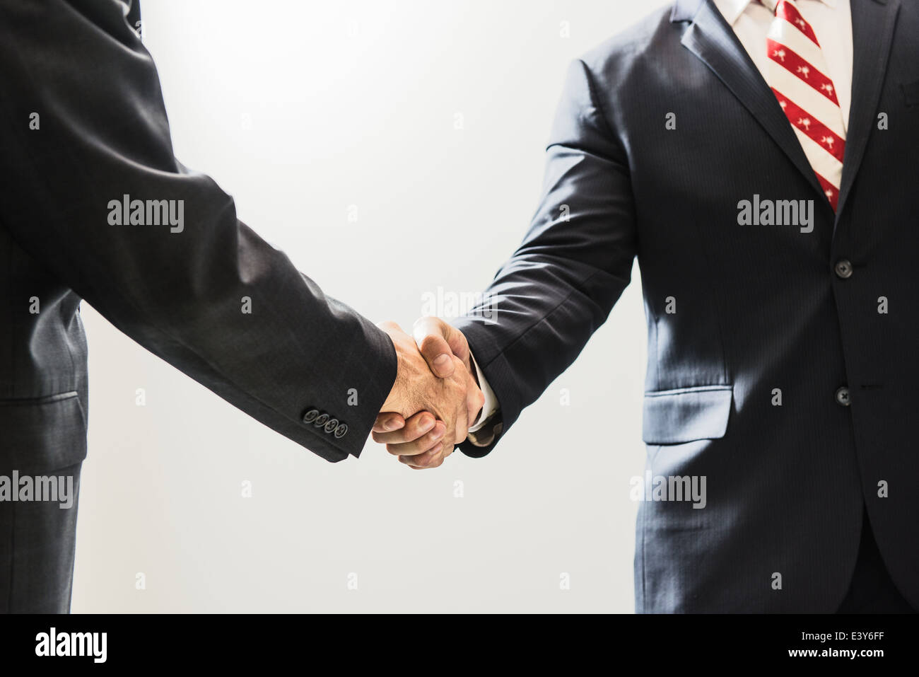 Due Mani Che Si Stringono Immagini e Fotos Stock - Alamy