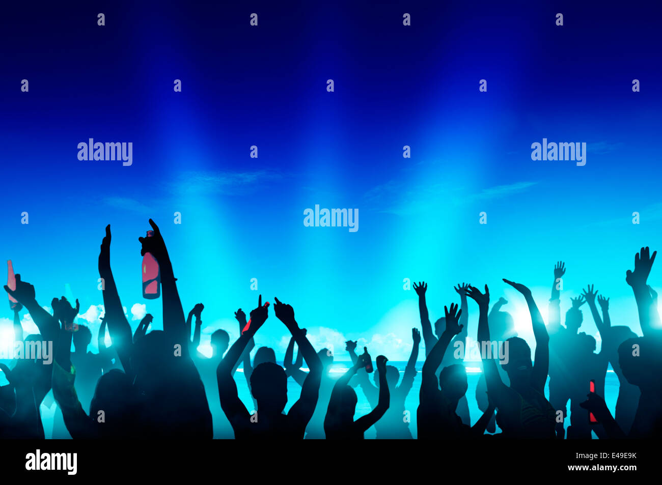 Chi ama divertirsi di notte dalla spiaggia Foto stock - Alamy
