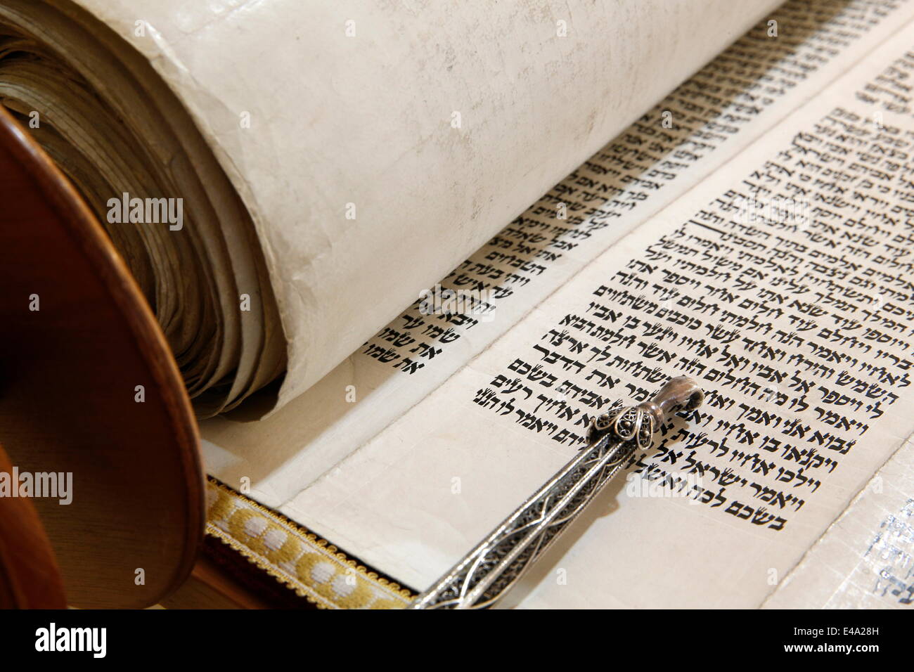 Torah scroll yad torah pointer immagini e fotografie stock ad alta ...
