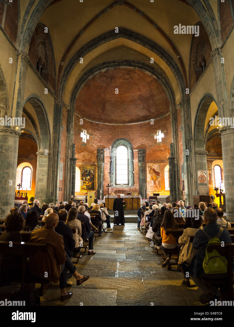 Sacerdote e popolo nella chiesa del monastero della Sacra di San ...