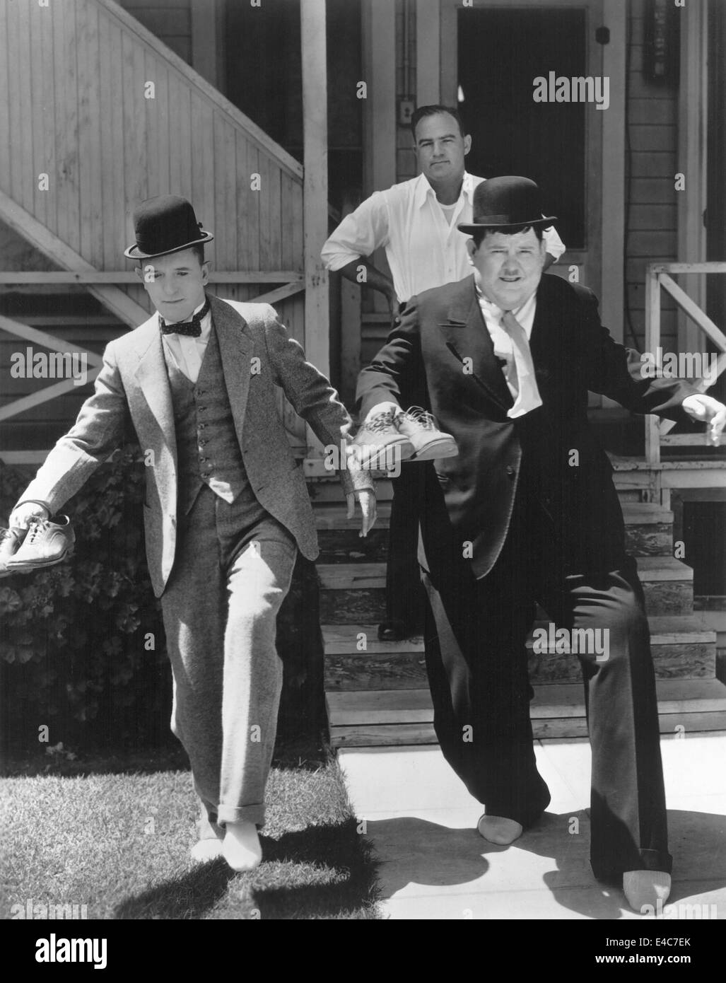 Stan Laurel e Oliver Hardy cercando di svignarcela dal produttore Hal ...