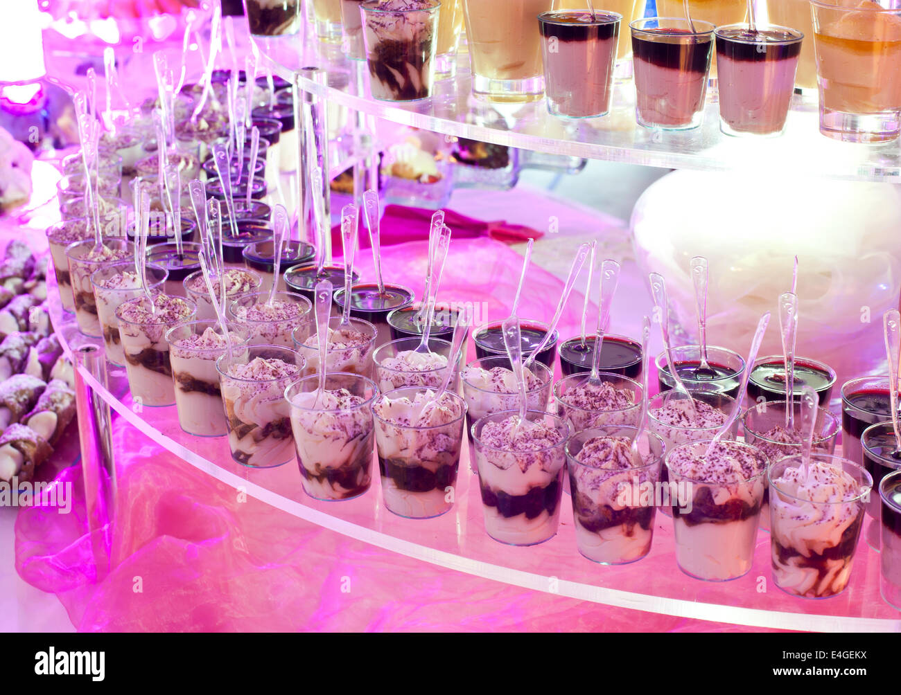 Torte a buffet immagini e fotografie stock ad alta risoluzione - Alamy