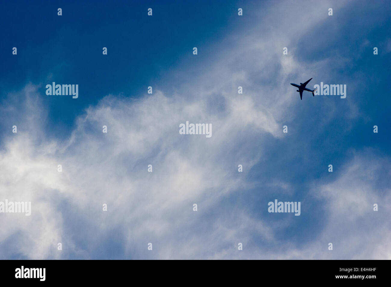 Aeroplano del cielo blu immagini e fotografie stock ad alta risoluzione ...