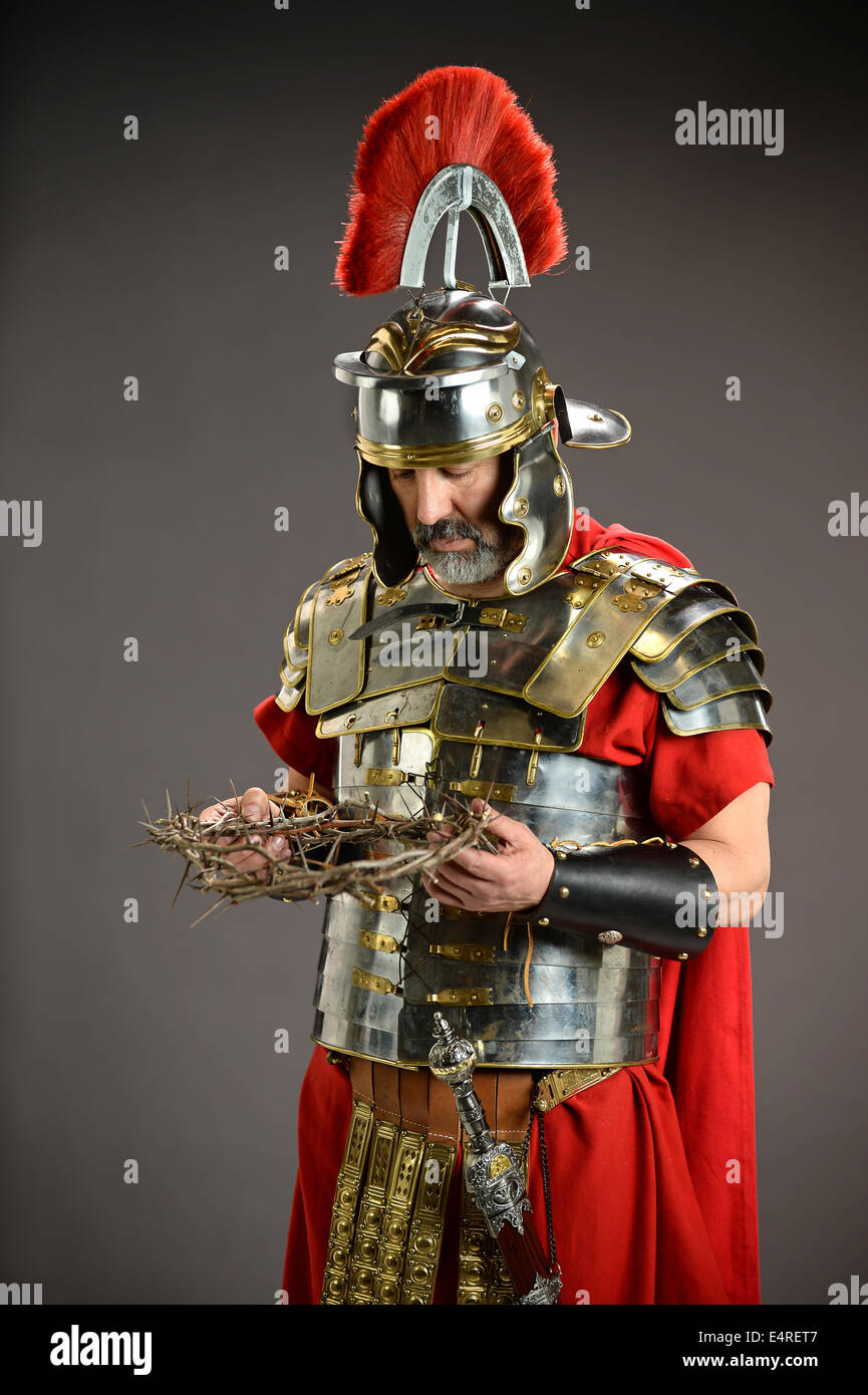 Soldato romano che tiene la spada immagini e fotografie stock ad alta ...