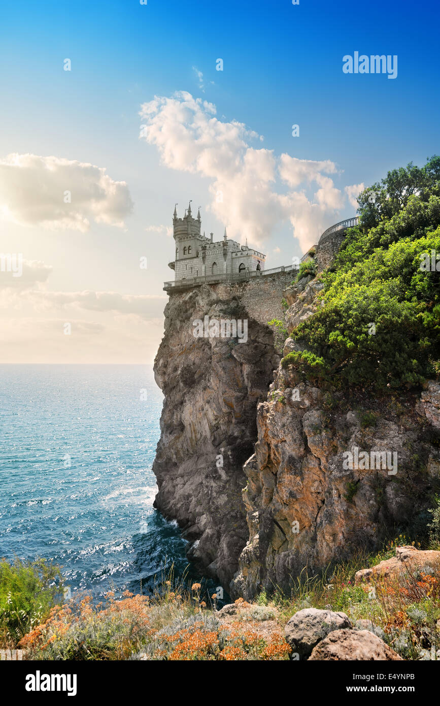 Rocce sotto la scogliera immagini e fotografie stock ad alta ...