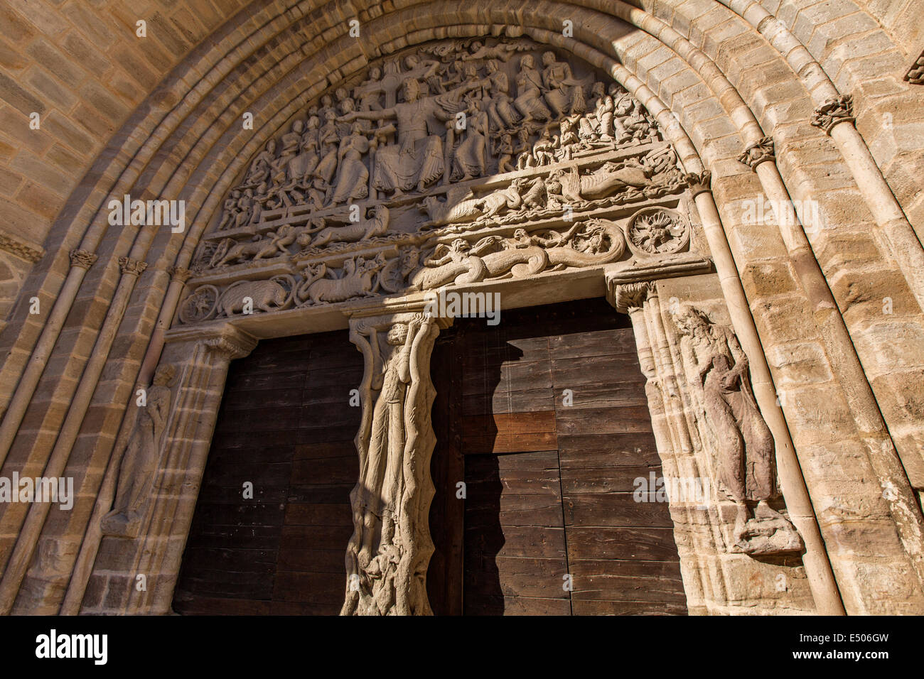 Timpano romanico immagini e fotografie stock ad alta risoluzione - Alamy