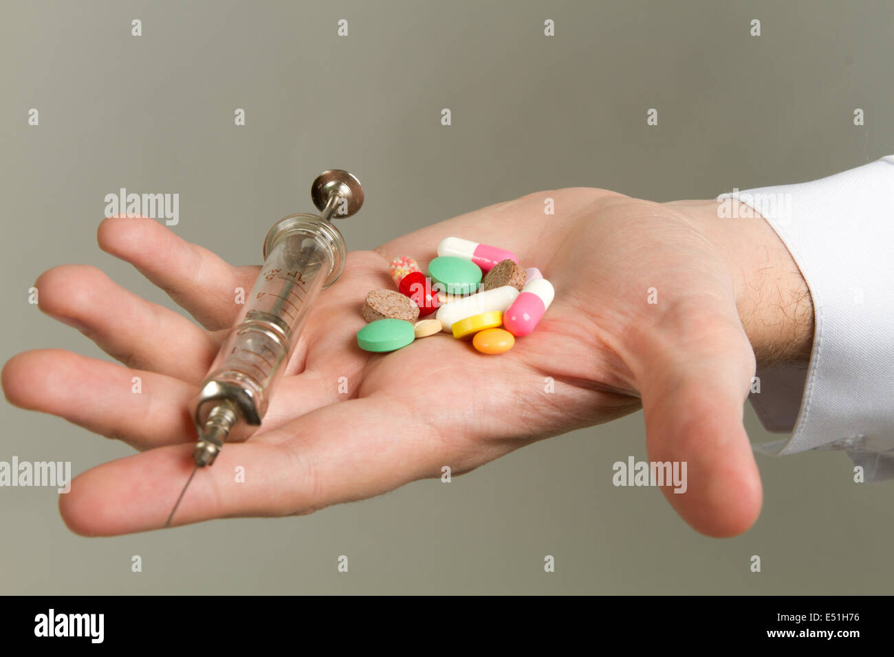 Siringa e pillole immagini e fotografie stock ad alta risoluzione - Alamy