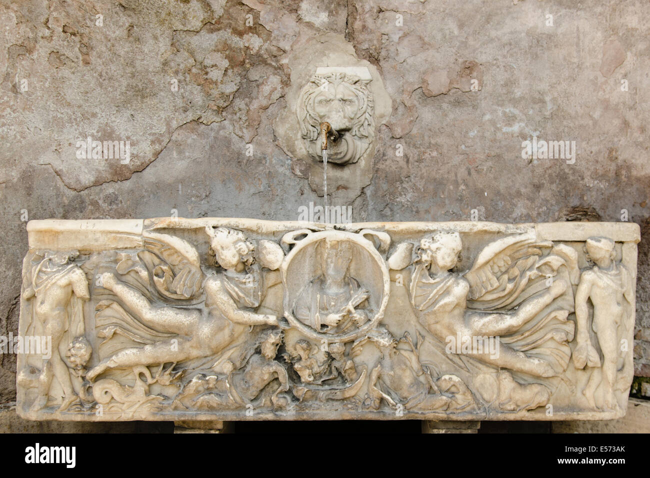 Fontana romana antica immagini e fotografie stock ad alta risoluzione ...