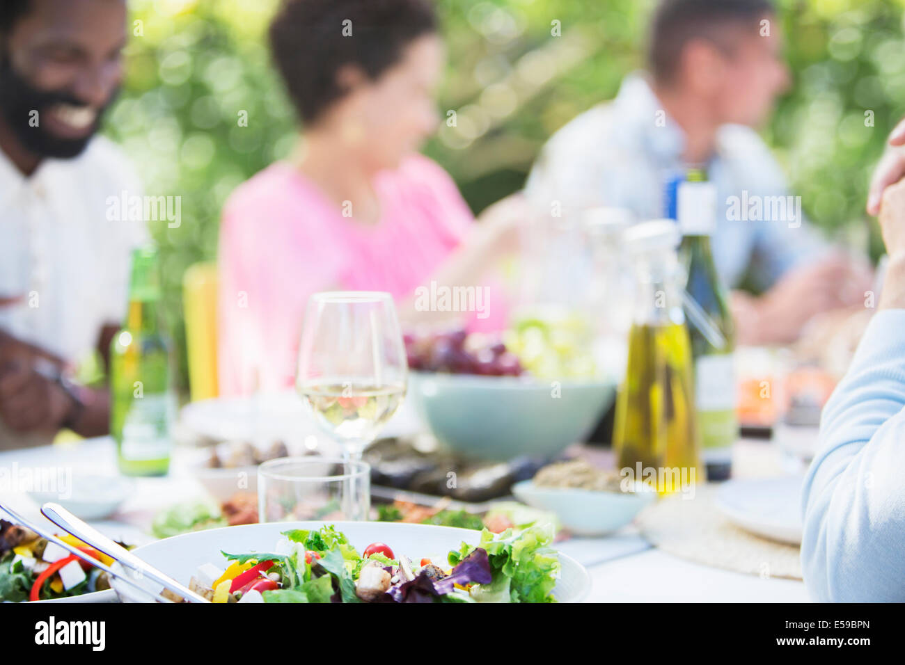 Tavolo da picnic con cibo immagini e fotografie stock ad alta ...
