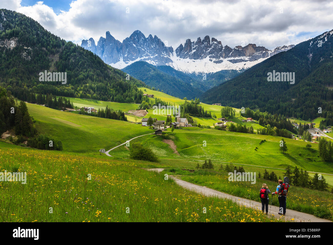 Le Odle picchi di montagna e la chiesa di Santa Maddalena sono i ...