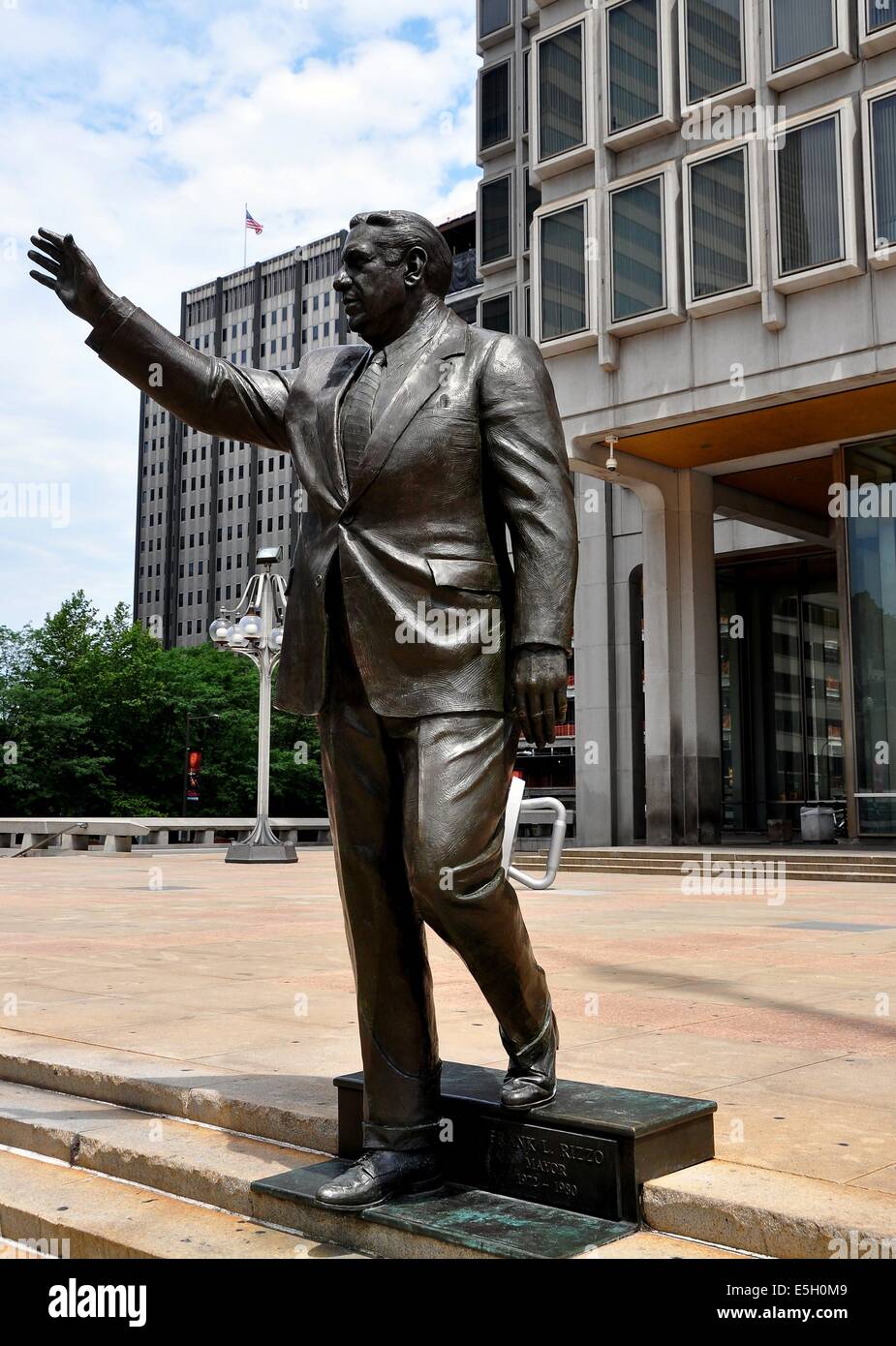 PHILADELPHIA, PENNSYLVANIA: Statua di ex sindaco Frank Rizzo in John F. Kennedy Plaza Foto stock ...