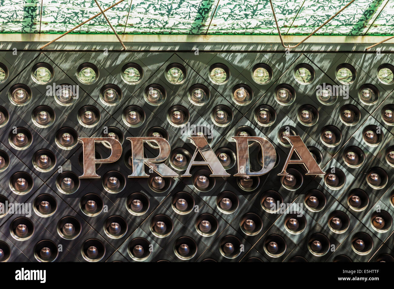 Prada logo immagini e fotografie stock ad alta risoluzione - Alamy