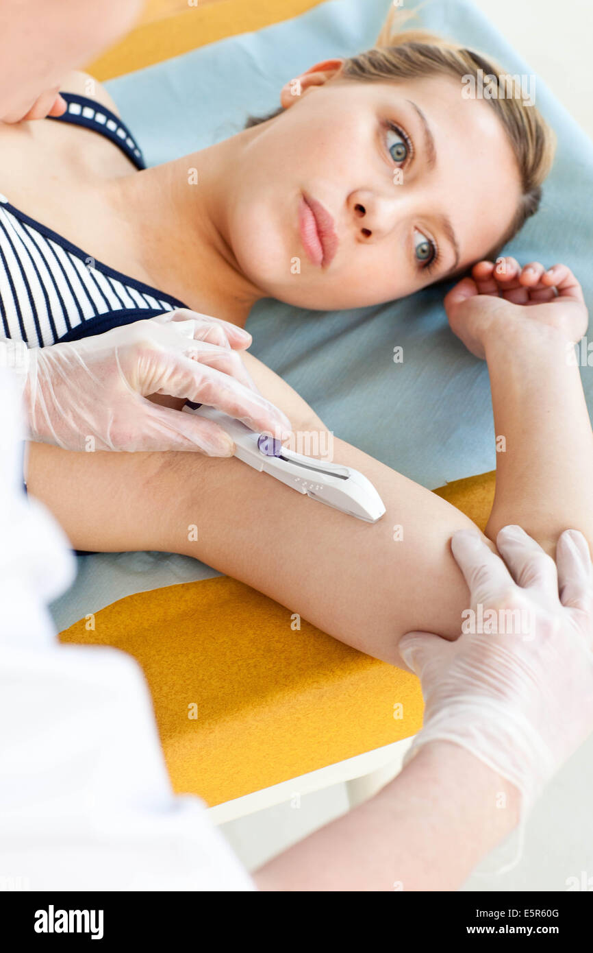 Contraceptive implant nexplanon immagini e fotografie stock ad alta ...