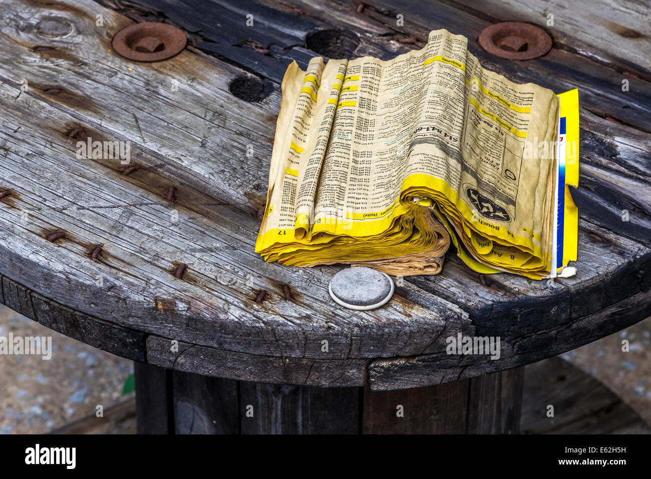 Yellow book immagini e fotografie stock ad alta risoluzione - Alamy