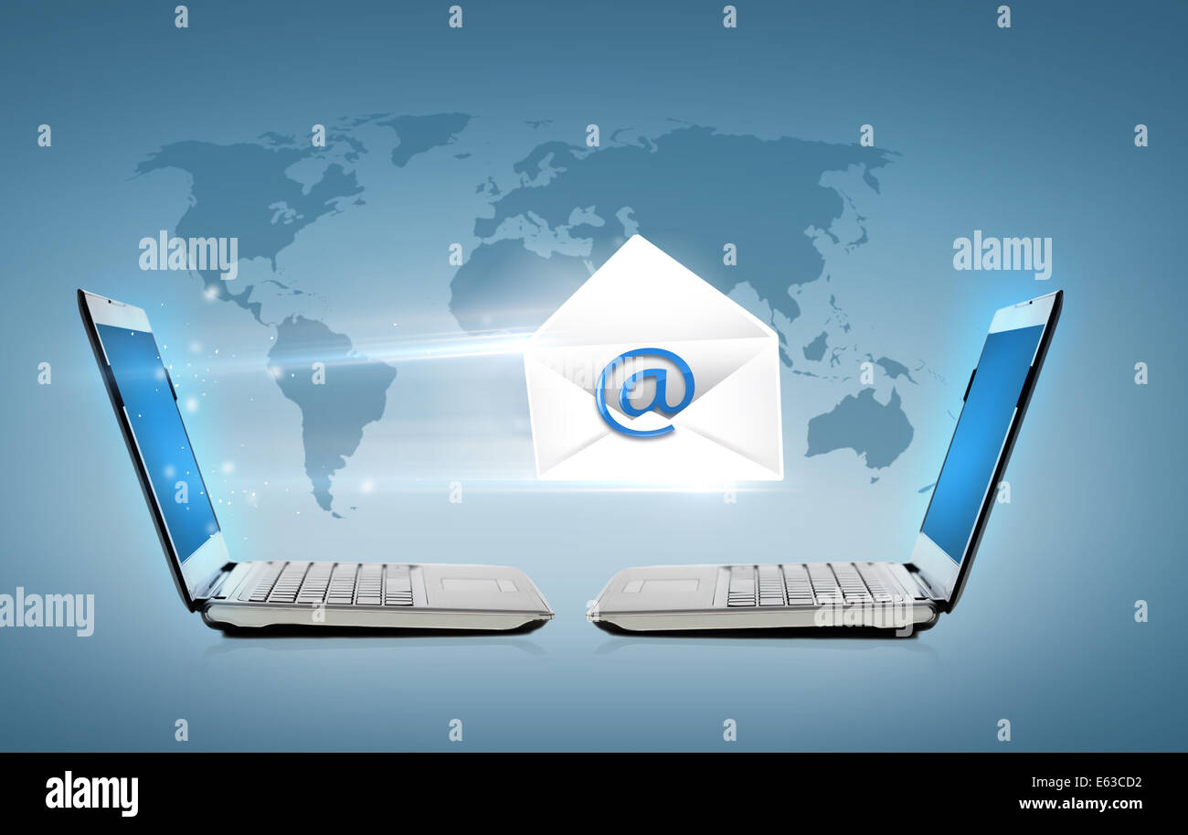 Due computer portatili con mappa del mondo ologramma Foto stock - Alamy