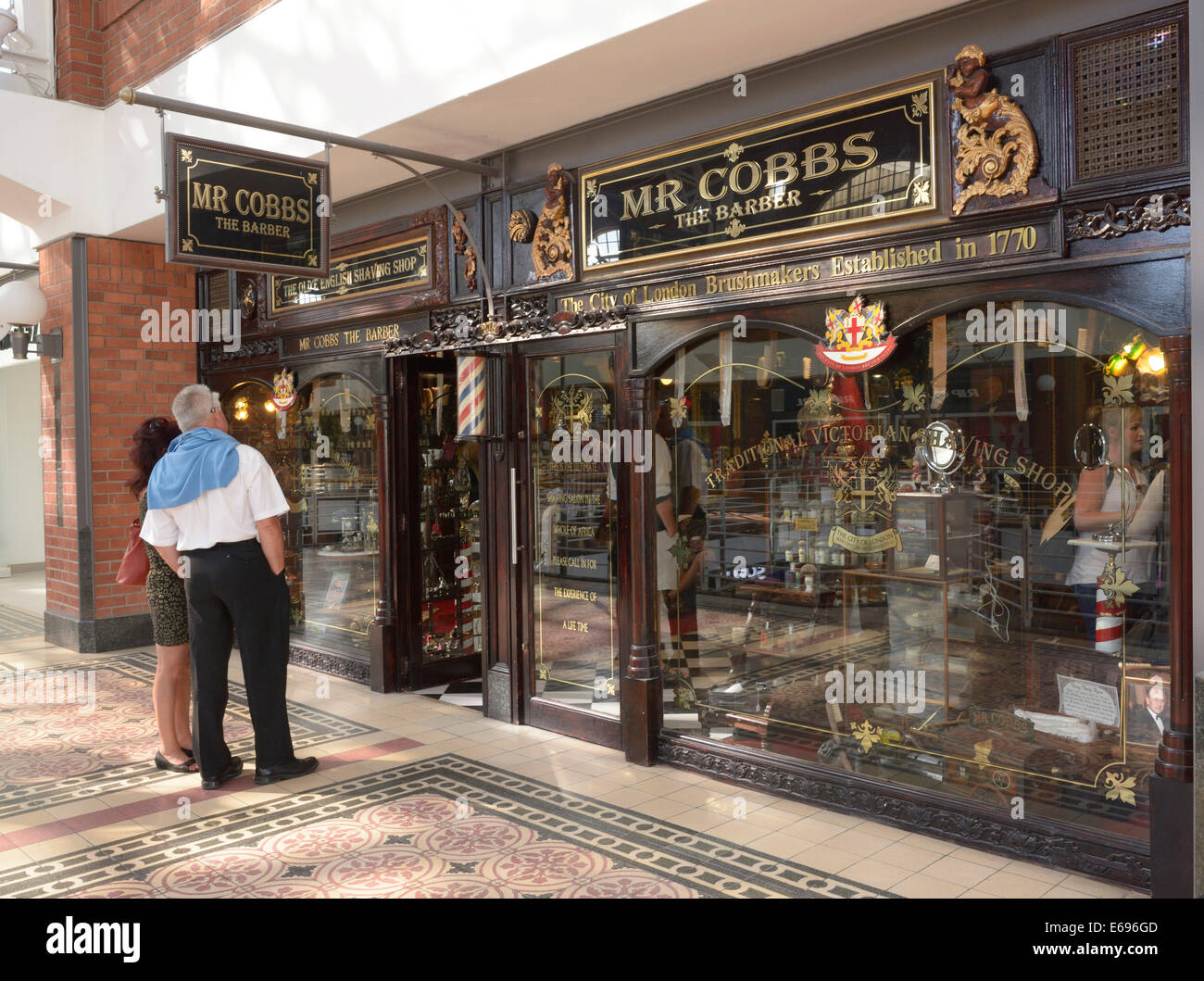 Storico negozio di barbiere nel centro commerciale del Lungomare ...