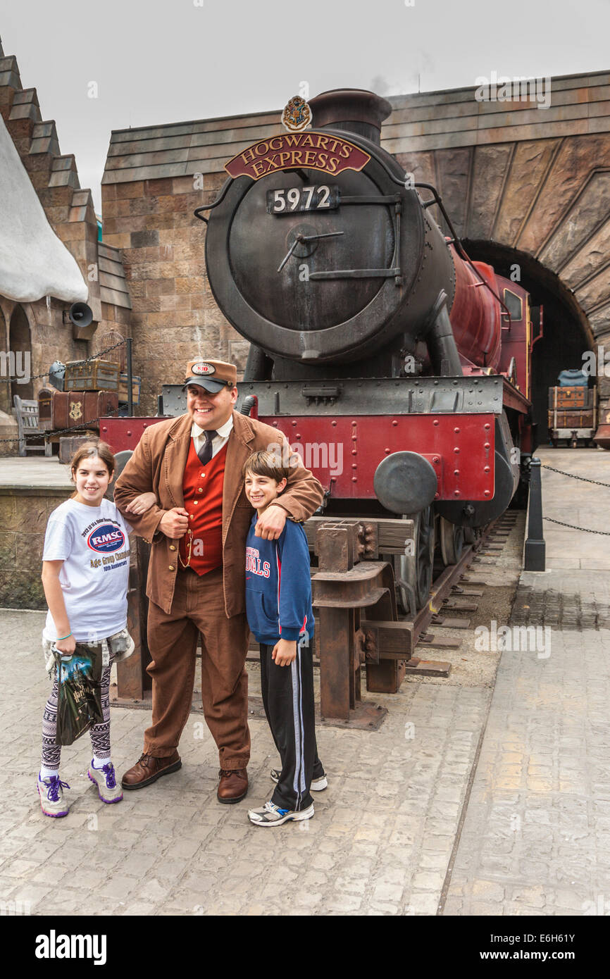 L'ingegnere posa con i bambini di fronte al motore del treno Hogsmeade ...