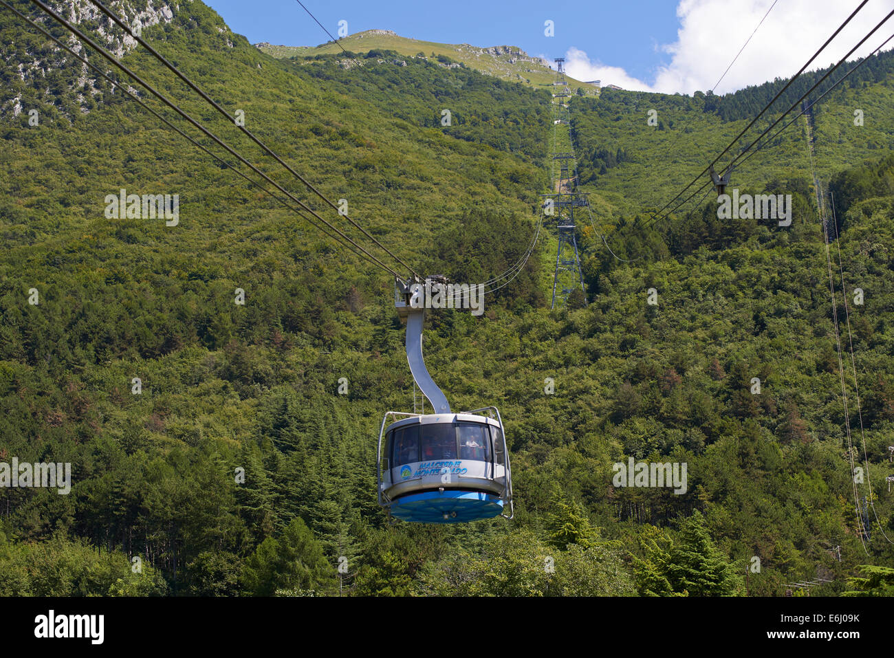 Funivia - stazione della funivia a Mt. Il Monte Baldo, Lago di Garda ...
