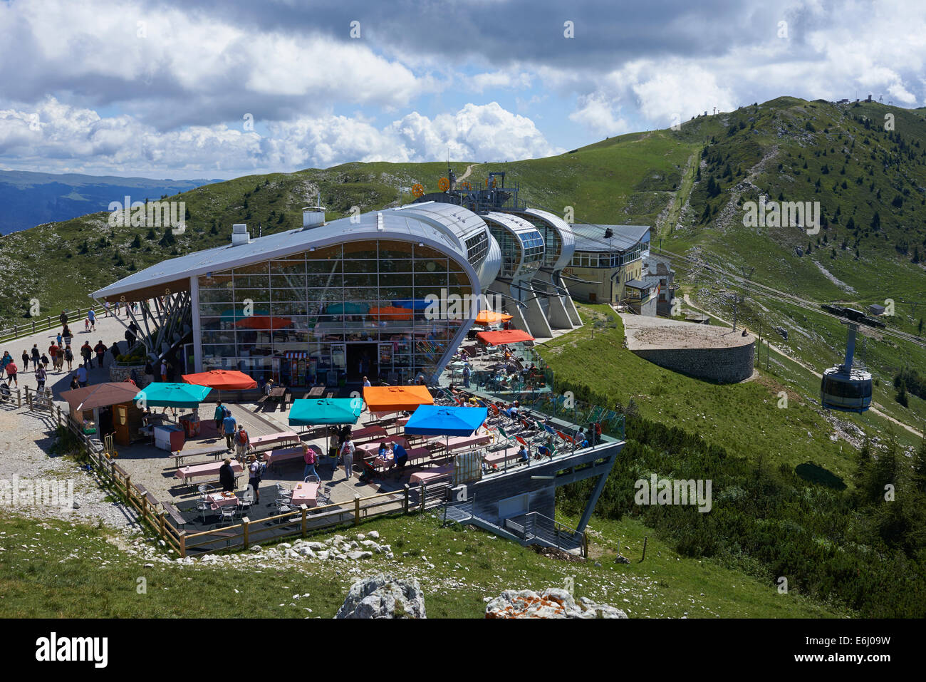 Funivia - stazione della funivia a Mt. Il Monte Baldo, Lago di Garda ...