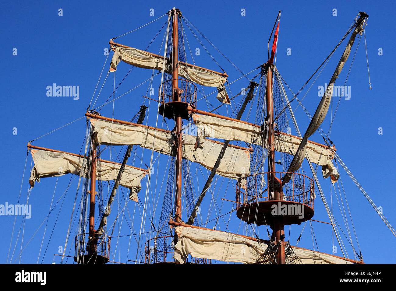 Barca a vela sportiva in legno immagini e fotografie stock ad alta ...