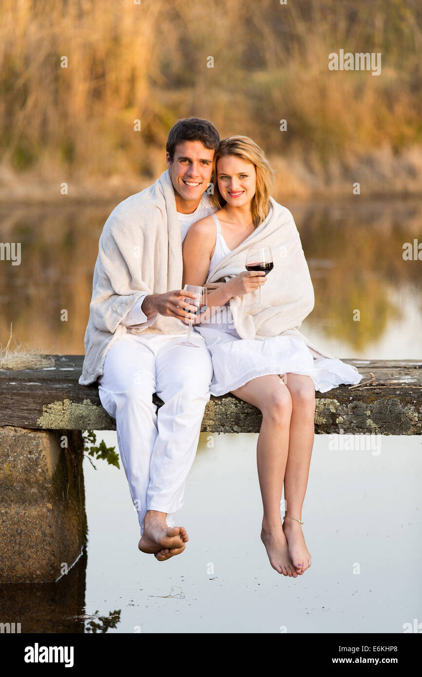 Coppia Che Beve Vino Al Tramonto Immagini e Fotos Stock - Alamy