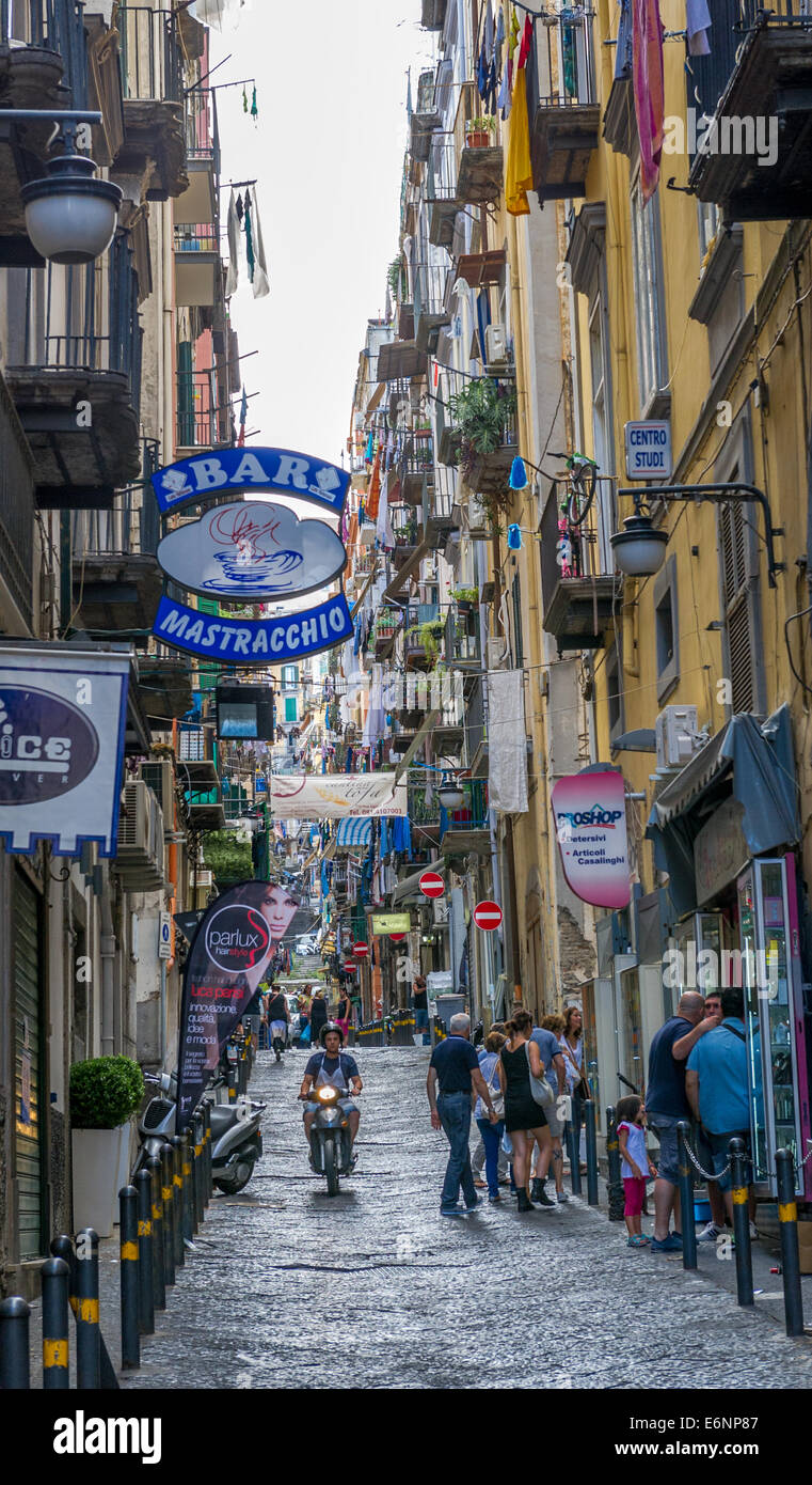 Vecchie strade di napoli immagini e fotografie stock ad alta ...