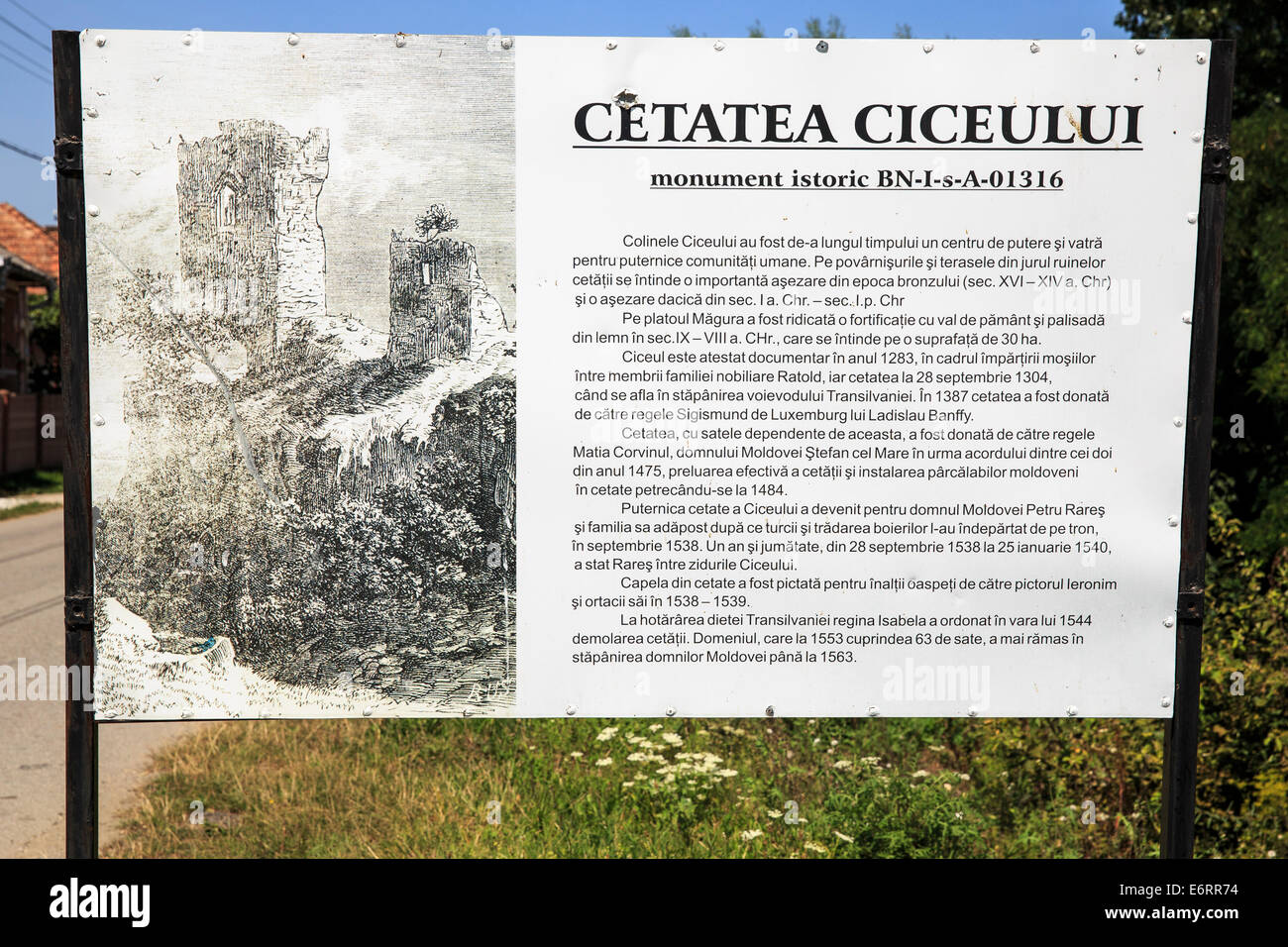 Cartello turistico sulle rovine della fortezza medievale Cetatea ...
