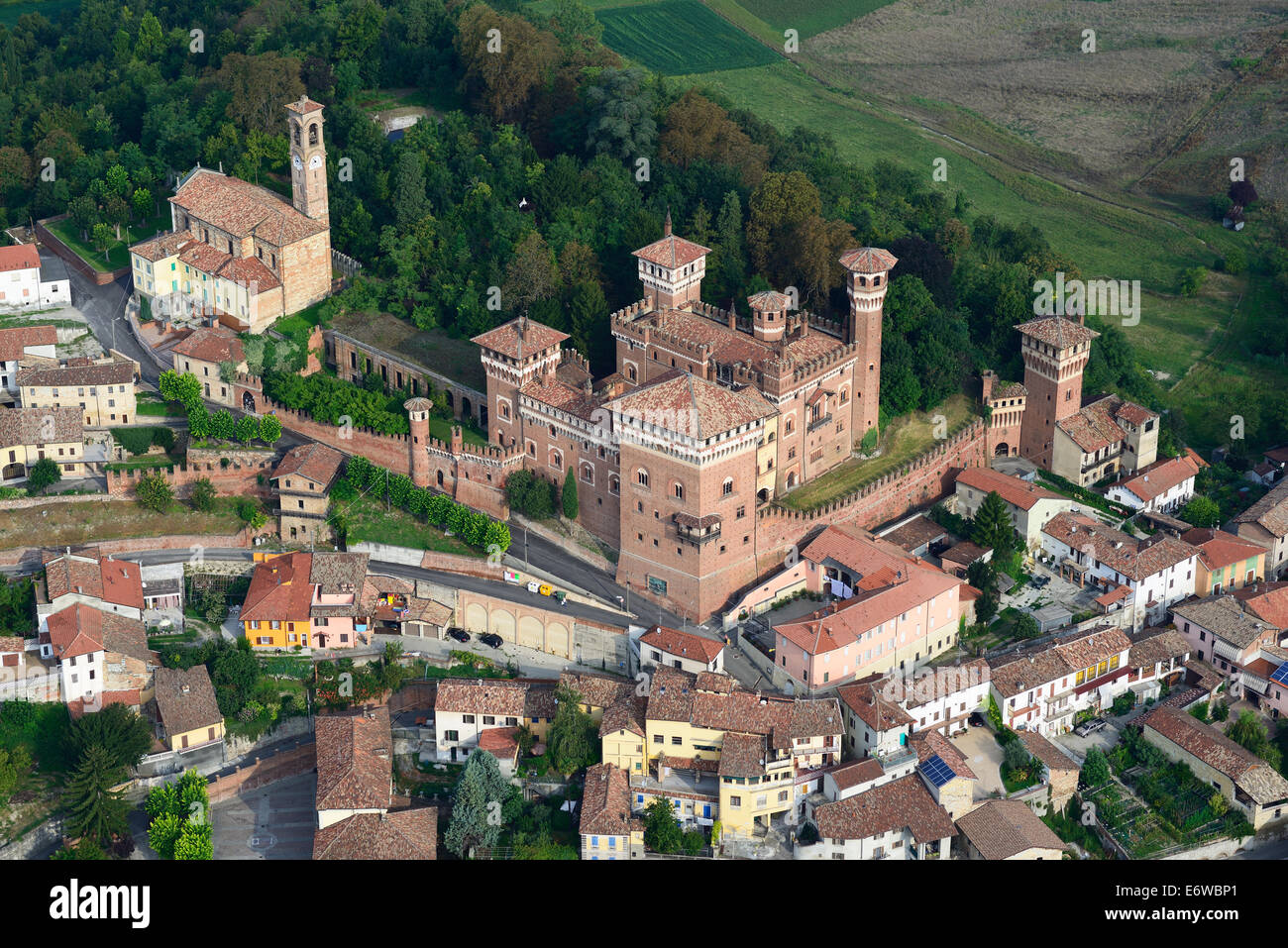 VISTA AEREA. Castello medievale in mattoni. Castello di Cereseto ...