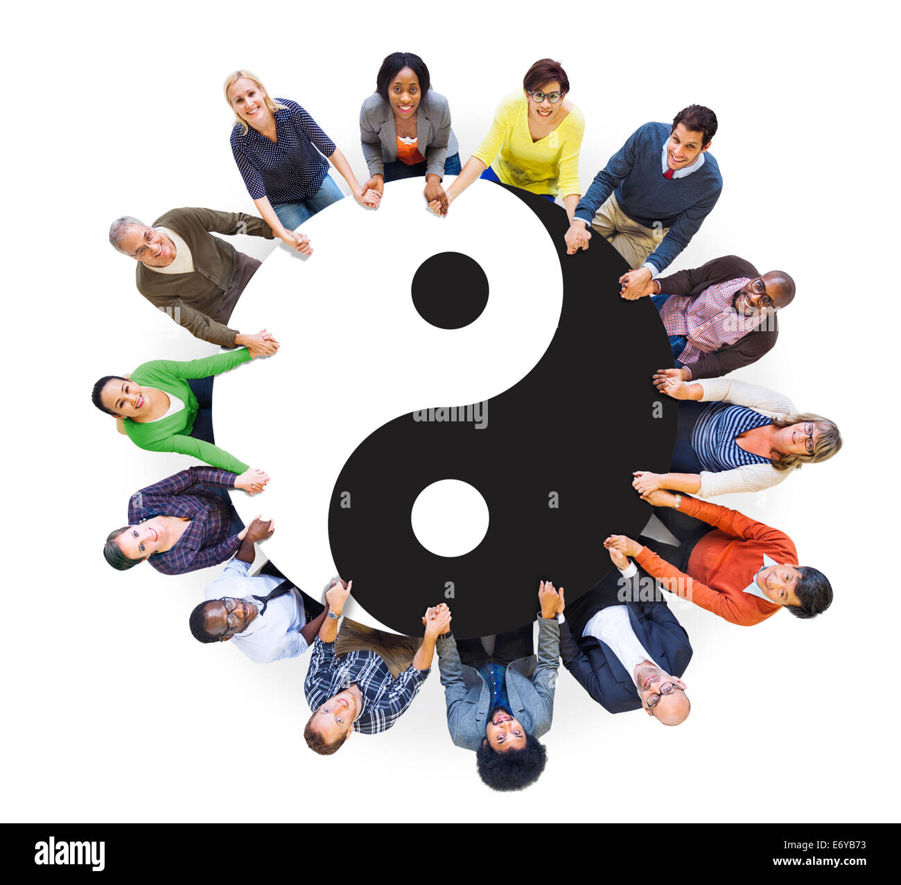 Popolazione multietnica tenendo le mani con Yin Yang simbolo Foto stock ...