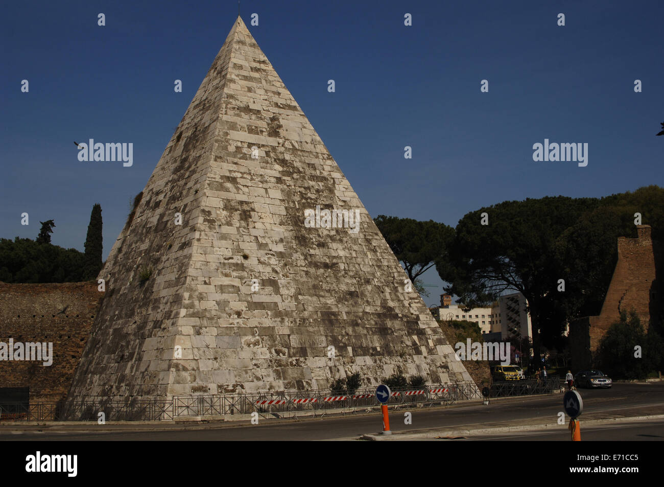 Piramide roma immagini e fotografie stock ad alta risoluzione - Alamy
