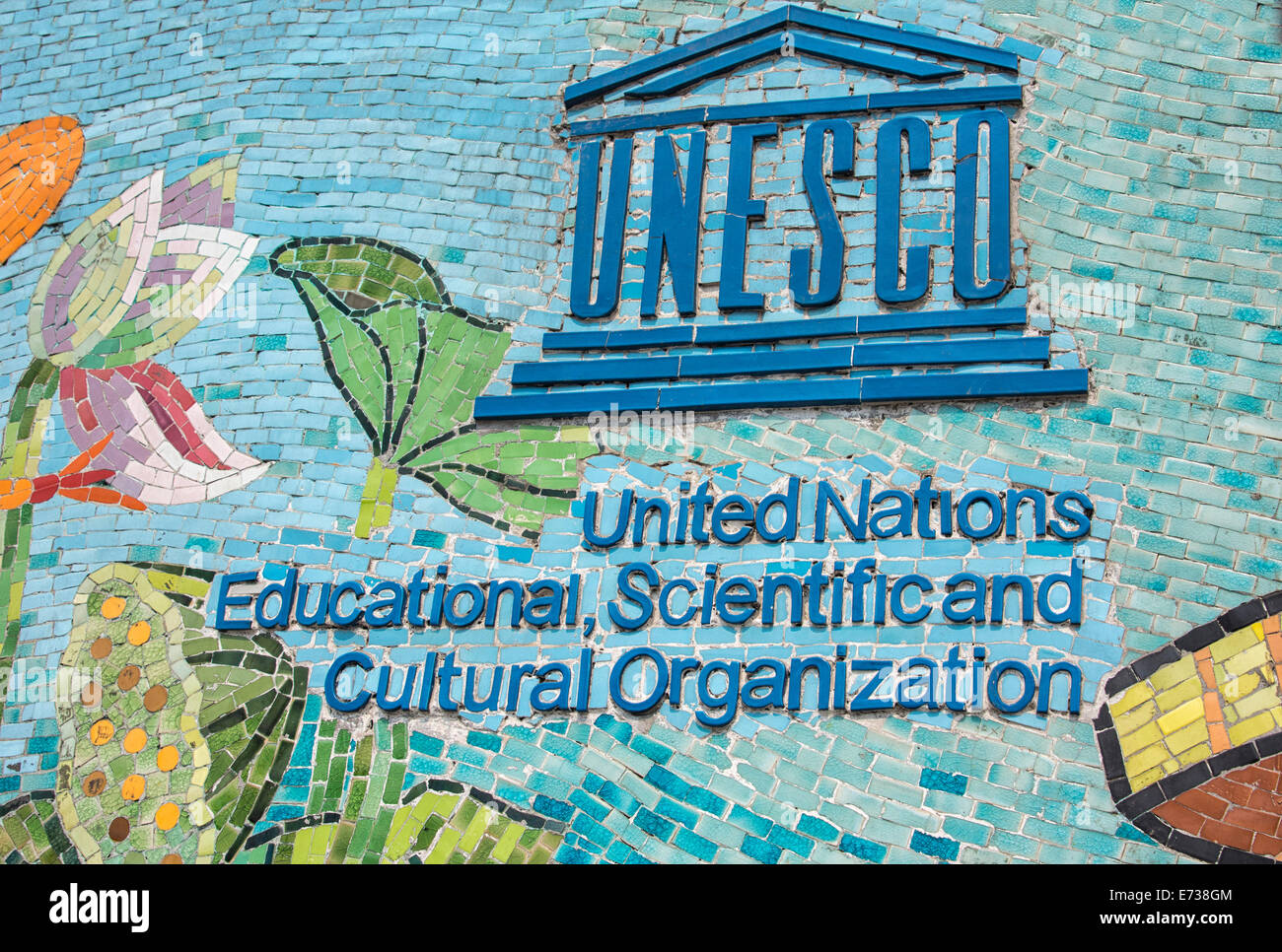 UNESCO logo sul più lungo la parete a mosaico nel mondo. Il logo Blu e ...