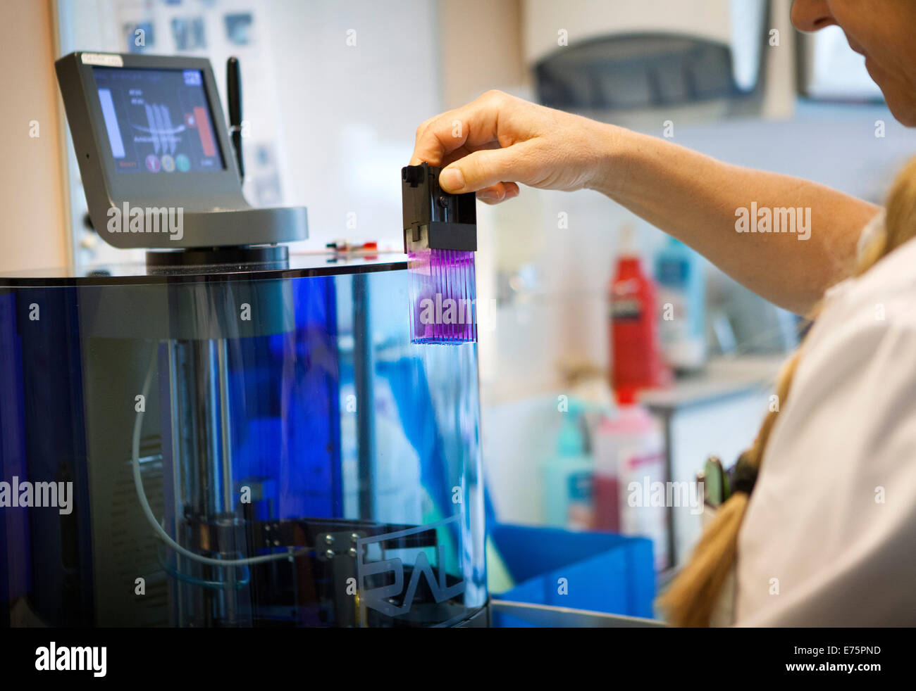 Assistenti di laboratorio donne immagini e fotografie stock ad alta ...
