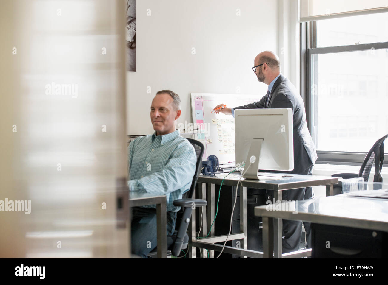 Persone ai computer immagini e fotografie stock ad alta risoluzione - Alamy
