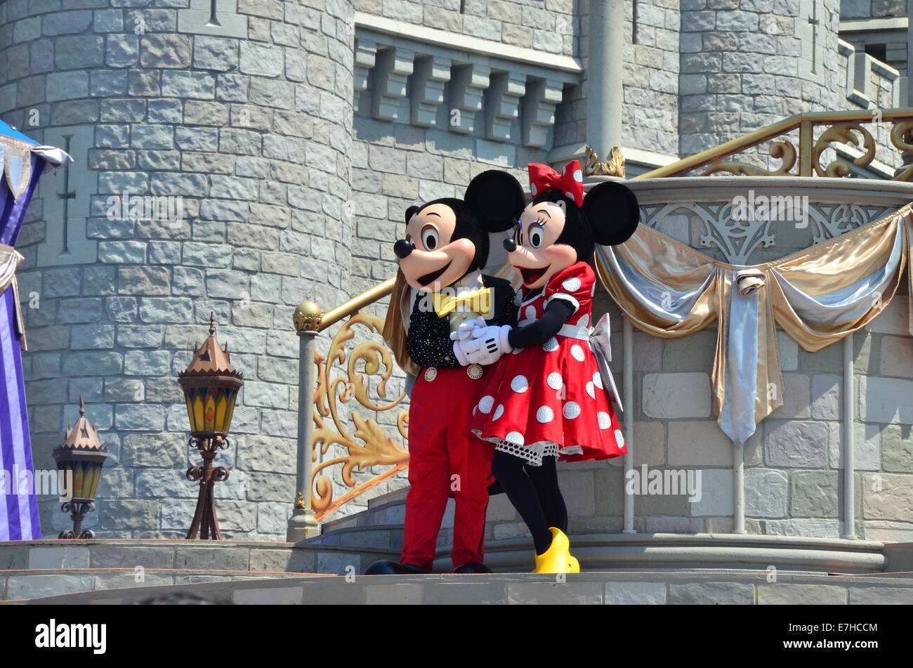 Topolino e Minnie Mouse, nella parte anteriore del Castello di ...
