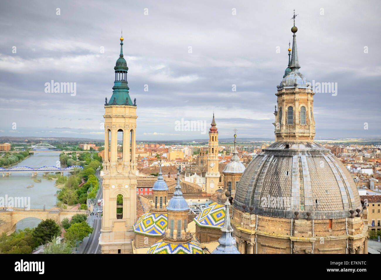 Vista aerea di El Pilar cattedrale-Basilica di Saragozza in Spagna Foto ...