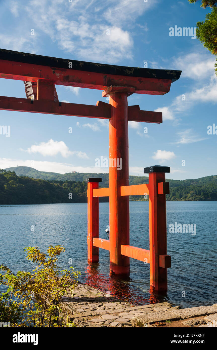 Torii del santuario di hakone sul lago ashi immagini e fotografie stock ...