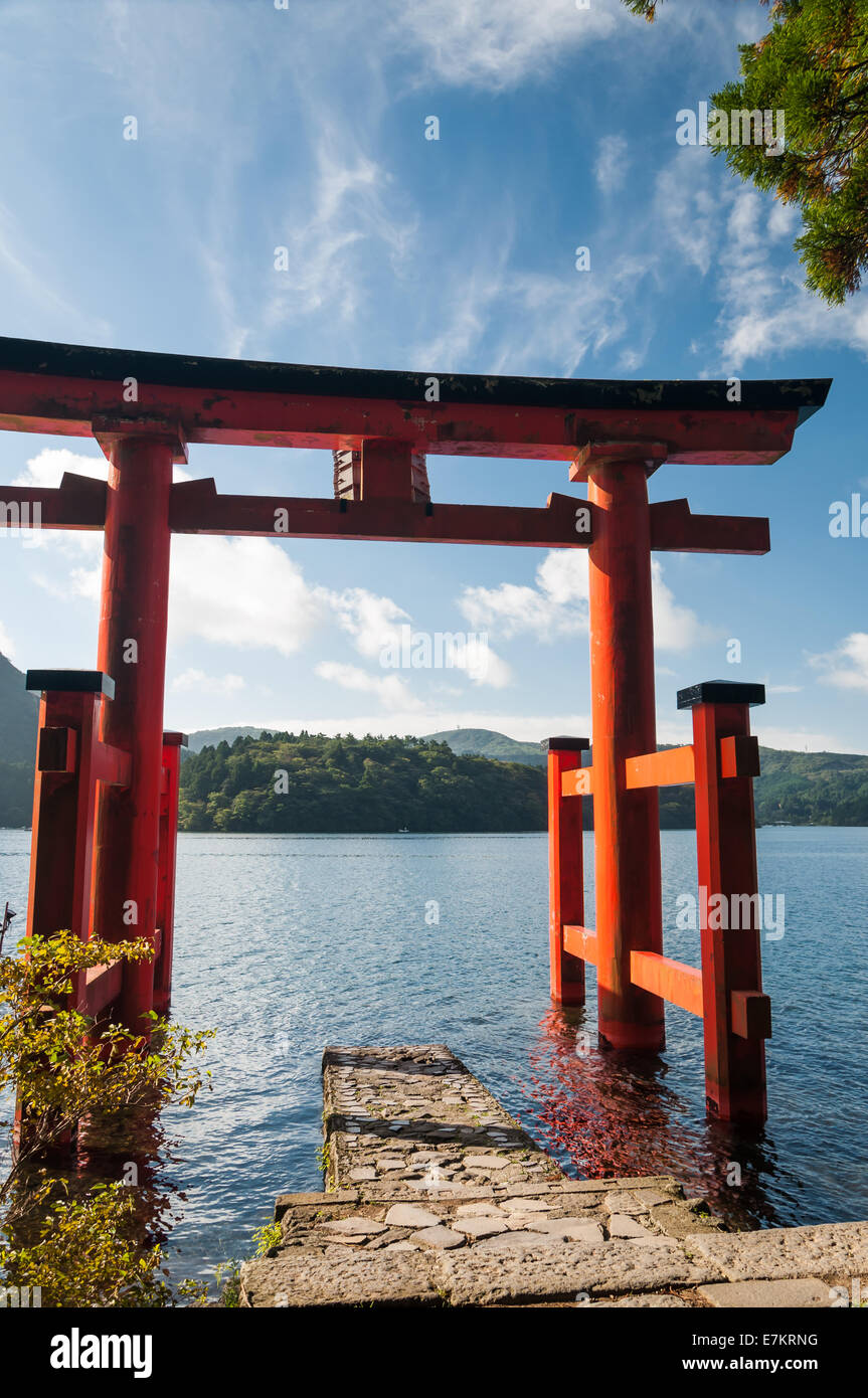 Torii del santuario di hakone sul lago ashi immagini e fotografie stock ...