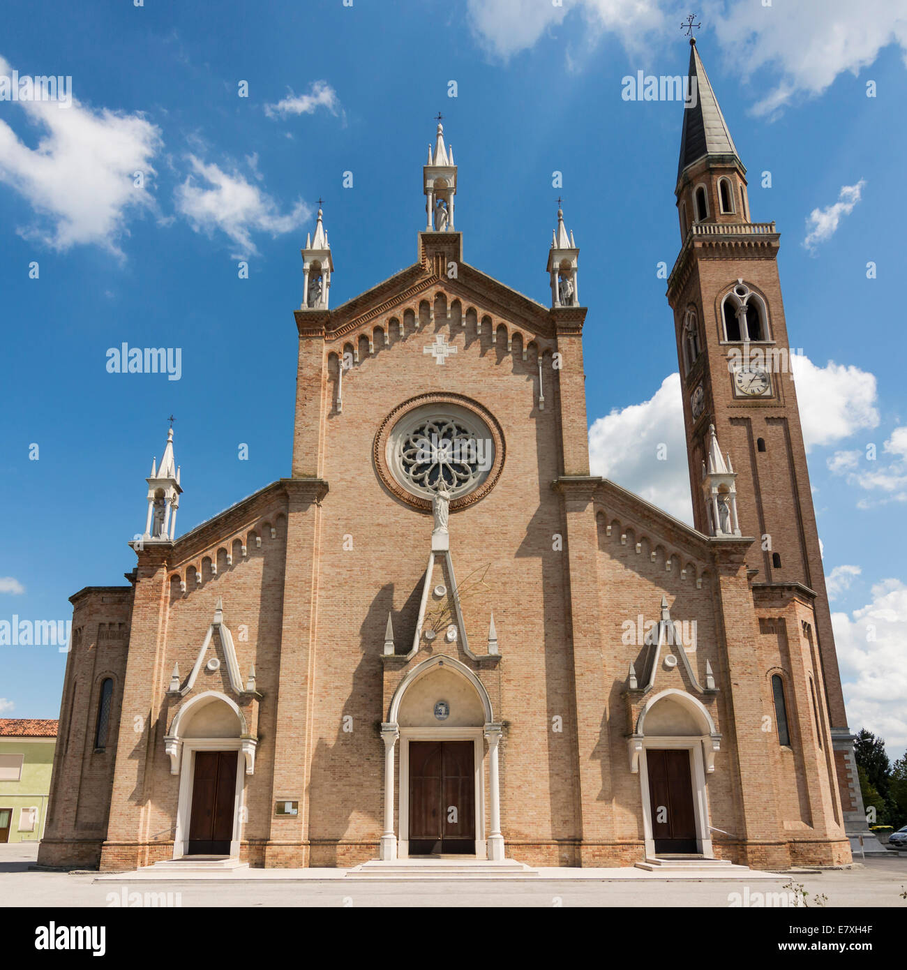 Facciata di una chiesa in stile gotico in stile Revival, Veneto Italia ...