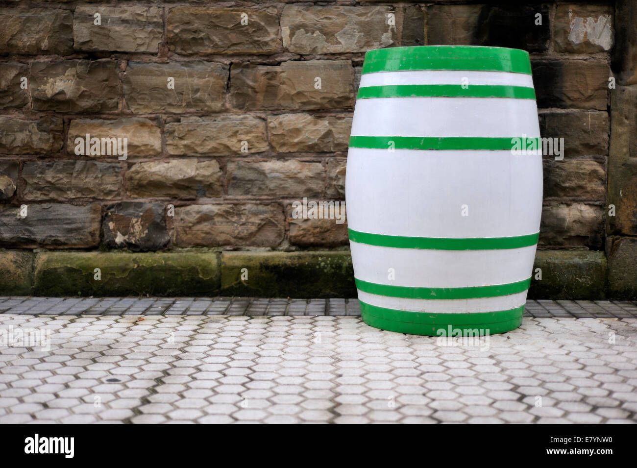 Legno barile immagini e fotografie stock ad alta risoluzione - Alamy